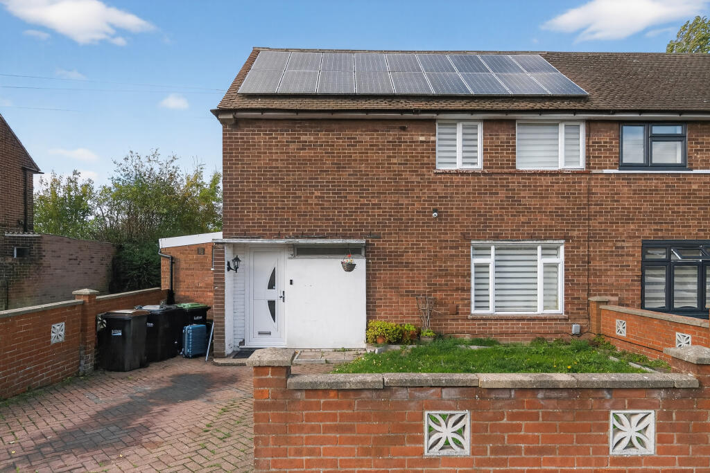 5 bedroom semi-detached house for sale in Longcroft Road, Luton, LU1
