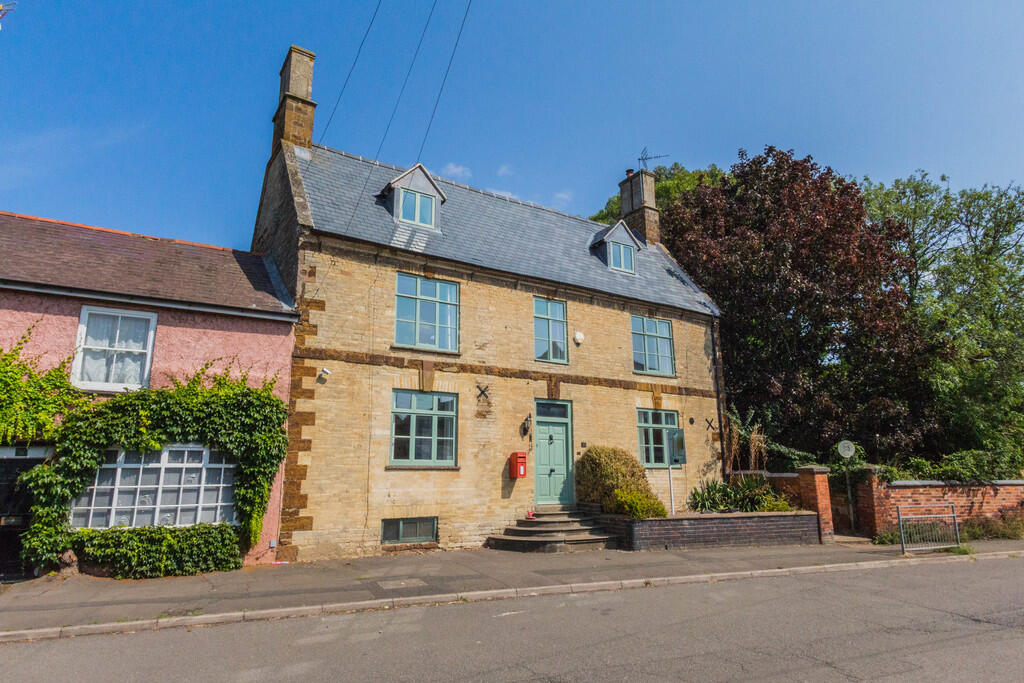 5 bedroom cottage for sale in High Street, Finedon, NN9