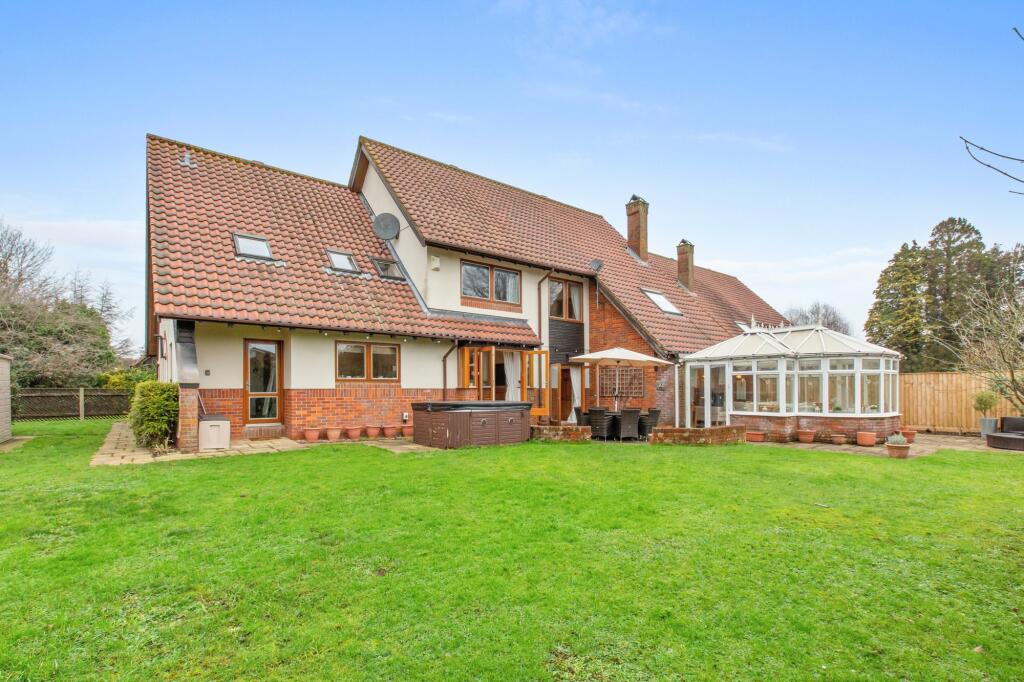 6 bedroom detached house for sale in 1 Mallard Croft, Haddenham, HP17