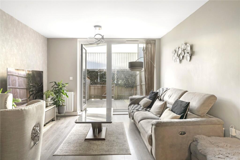 2 bedroom maisonette for sale in Hickman Avenue, Highams Park, London, E4