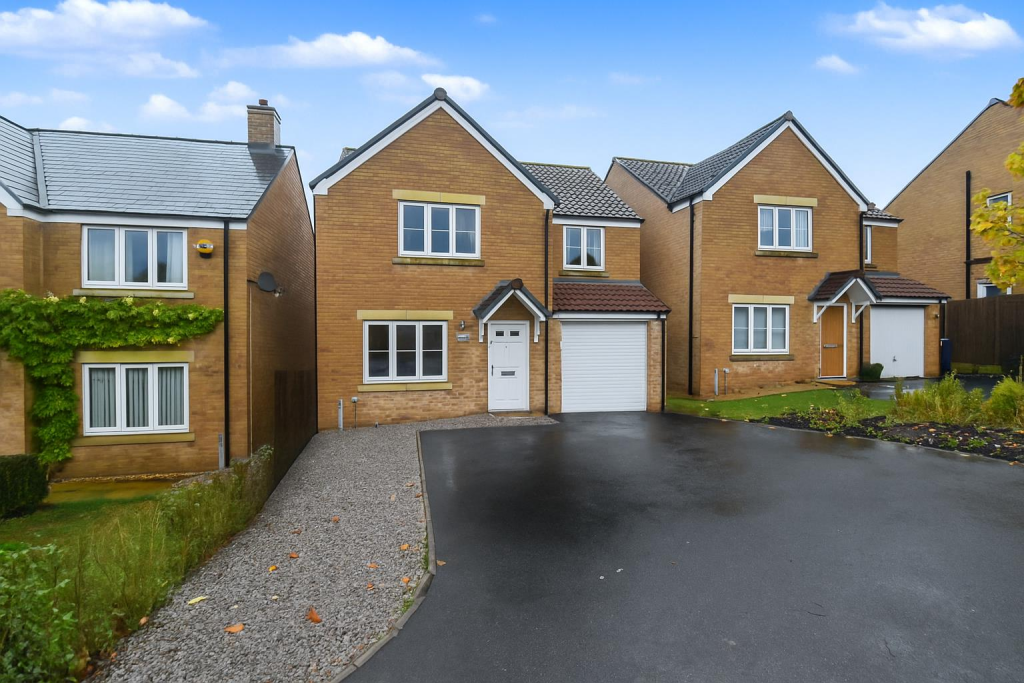 4 bedroom detached house for sale in Yates Close, Weldon, NN17 3LS, NN17