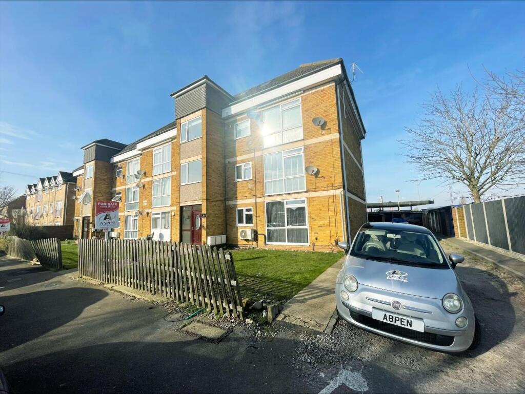 1 bedroom flat for sale in Amanda Court, Edward Way, Ashford, TW15