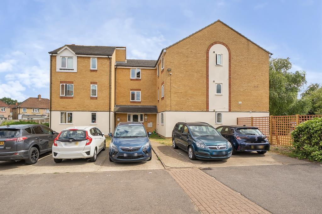 2 bedroom flat for sale in Feltham, Surrey, TW13