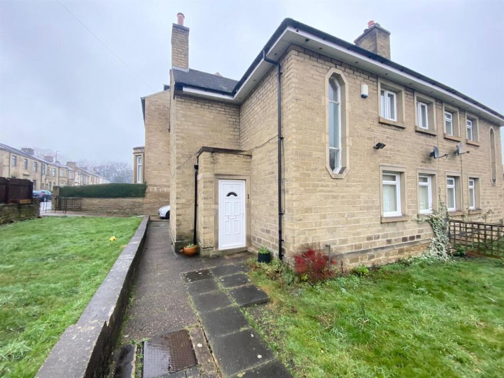3 bedroom semi-detached house for sale in Cobcroft Road, Huddersfield, HD2