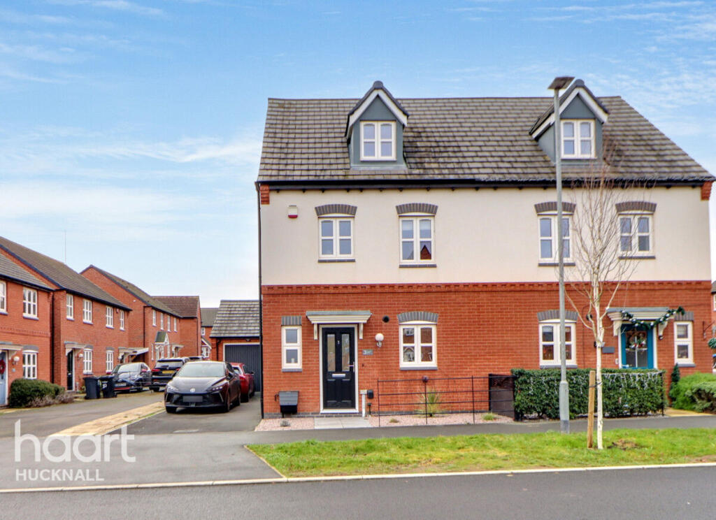 4 bedroom semi-detached house for sale in Chadburn Road, Nottingham, NG15