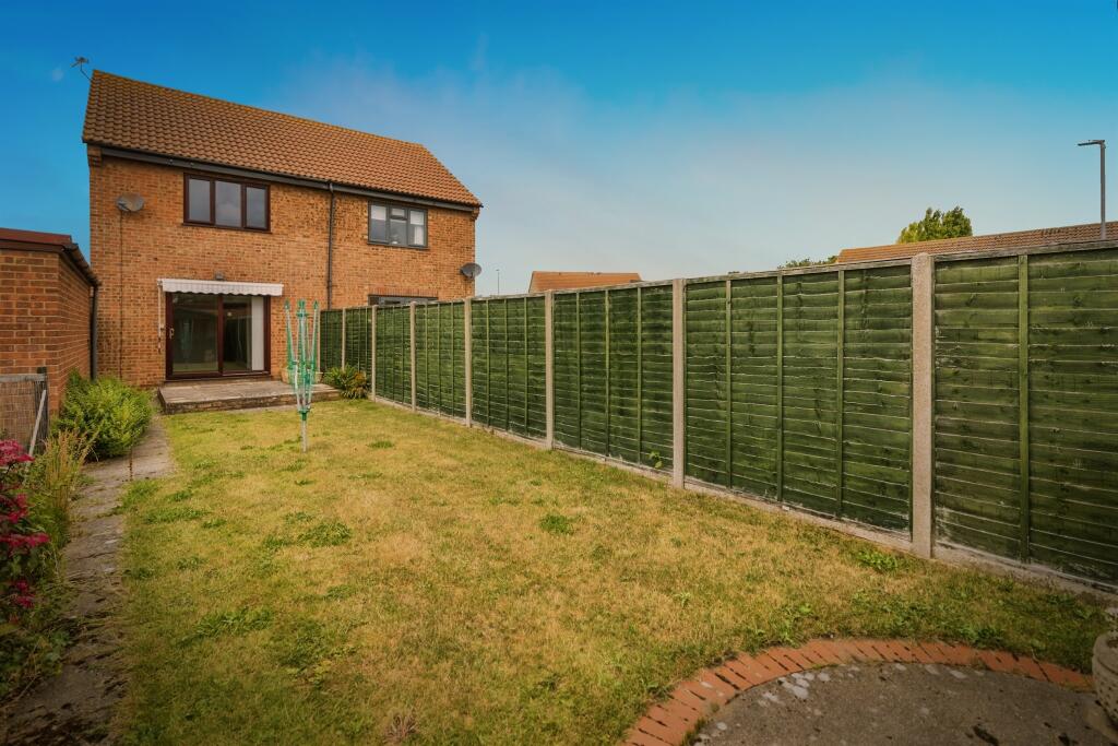 2 bedroom semi-detached house for sale in Planters Grove, Lowestoft, NR33
