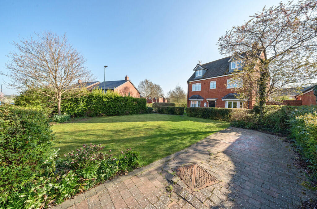 5 bedroom detached house for sale in Melrose Walk, Tewkesbury ...