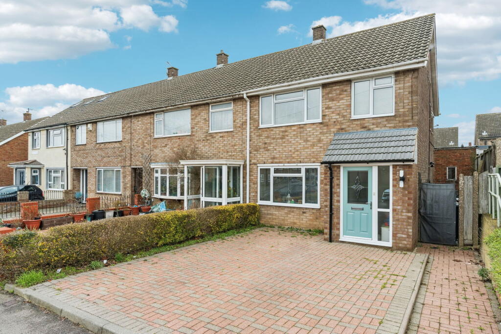 3 bedroom end of terrace house for sale in Regis Road, Luton, LU4 0SF, LU4