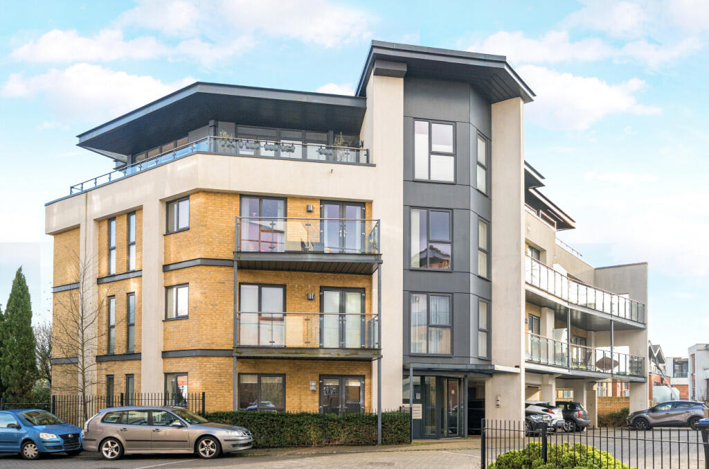 2 bedroom flat for sale in Beech House, Sycamore Avenue, Woking, Surrey ...