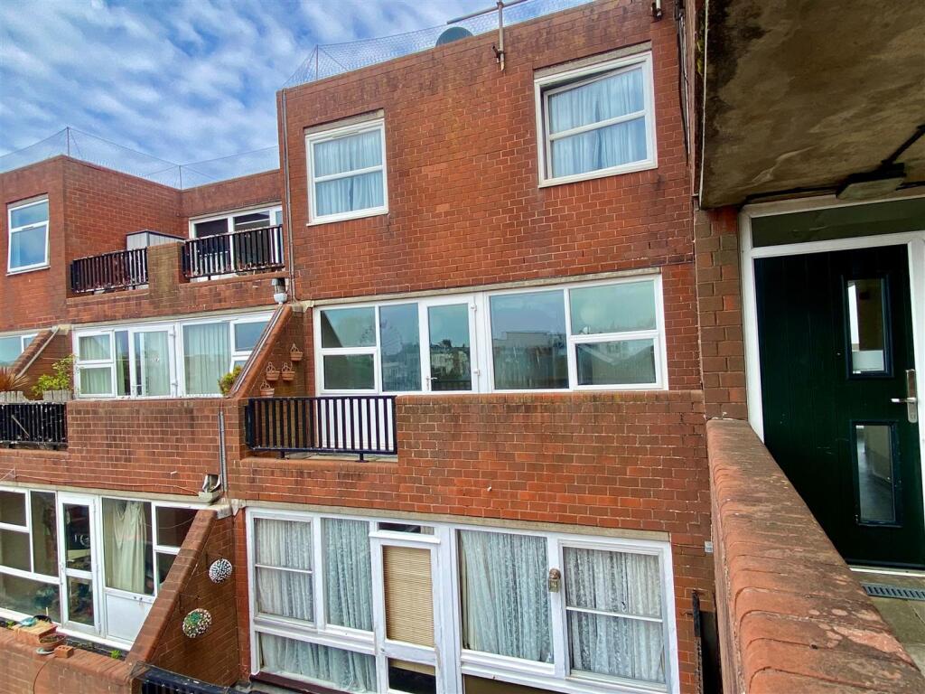 1 bedroom flat for sale in Guildbourne Centre, Worthing, BN11