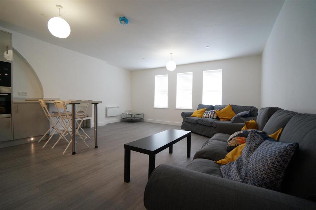 2 bedroom apartment for rent in High Street, Bangor, LL57