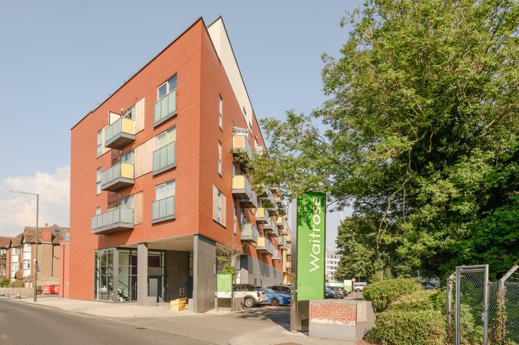 2 bedroom flat for sale in Dowding House, Central Raynes Park, SW20