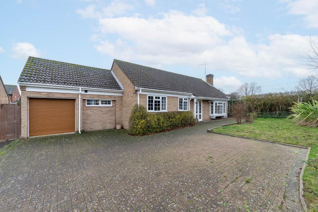 3 bedroom bungalow for sale in Windsor Close, St. Ives, Cambridgeshire ...