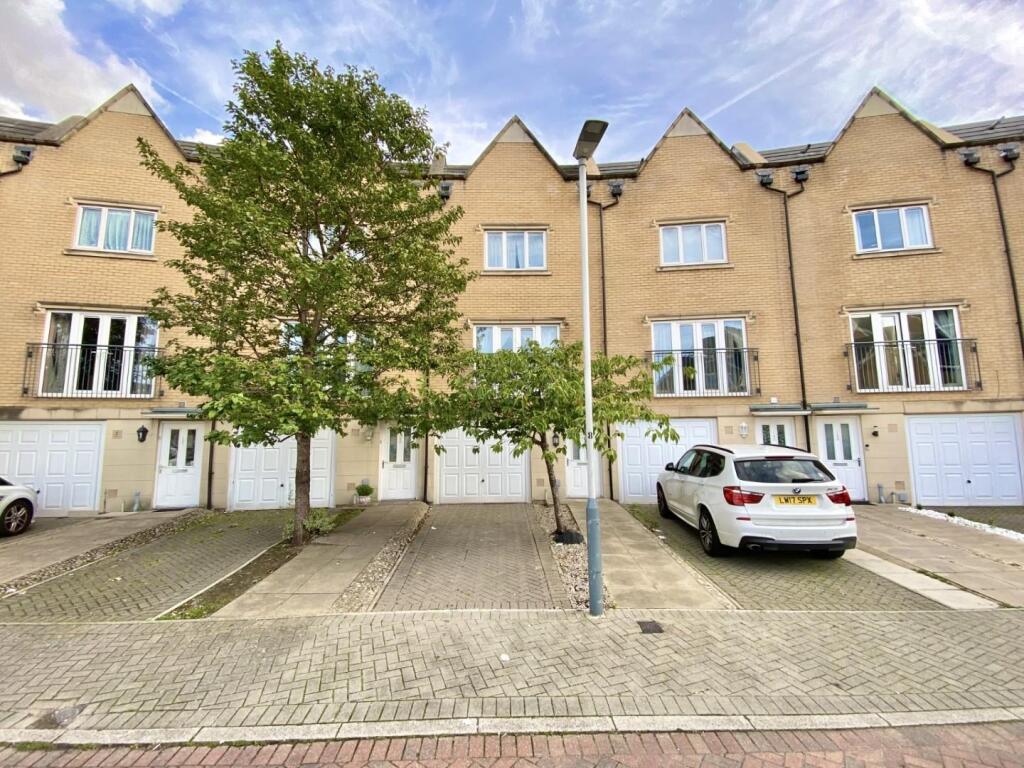 4 bedroom house for sale in Varcoe Gardens, Hayes, UB3 2FJ, UB3