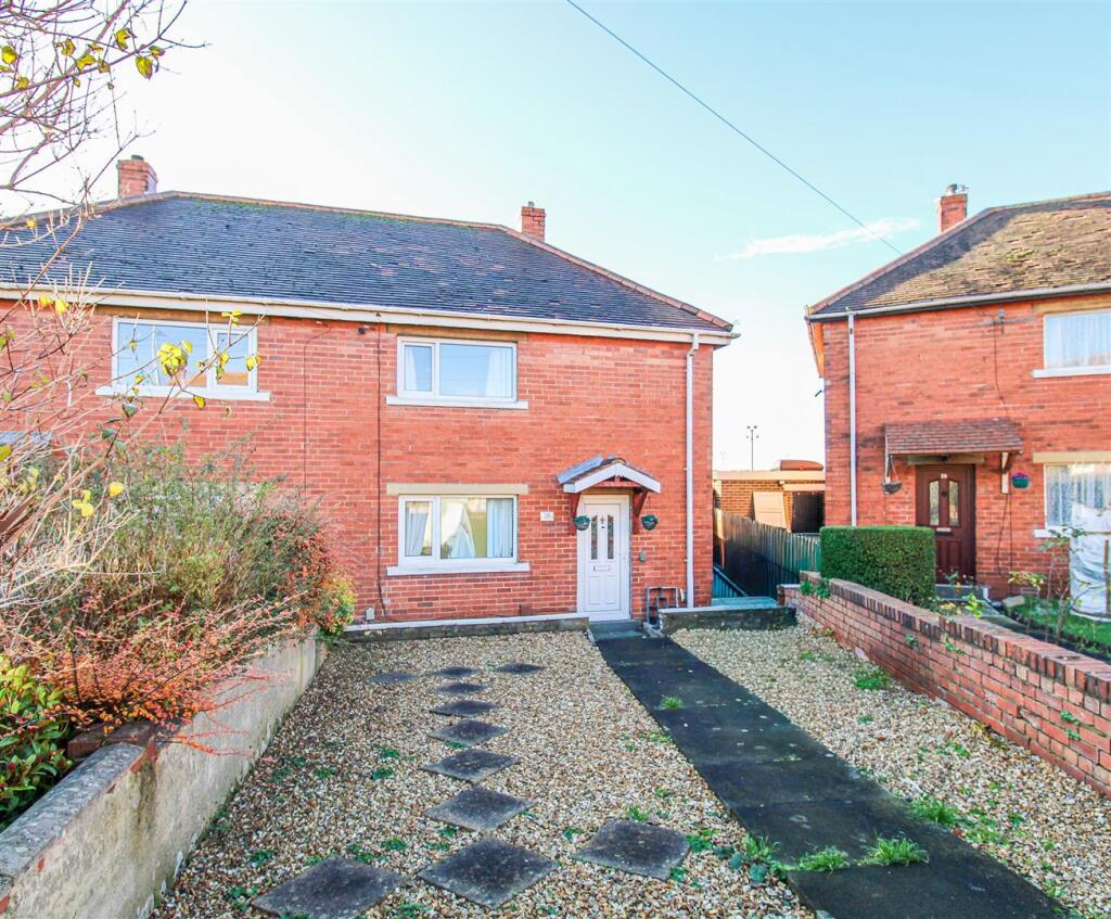 2 bedroom house for sale in Dimplewells Road, Ossett, WF5