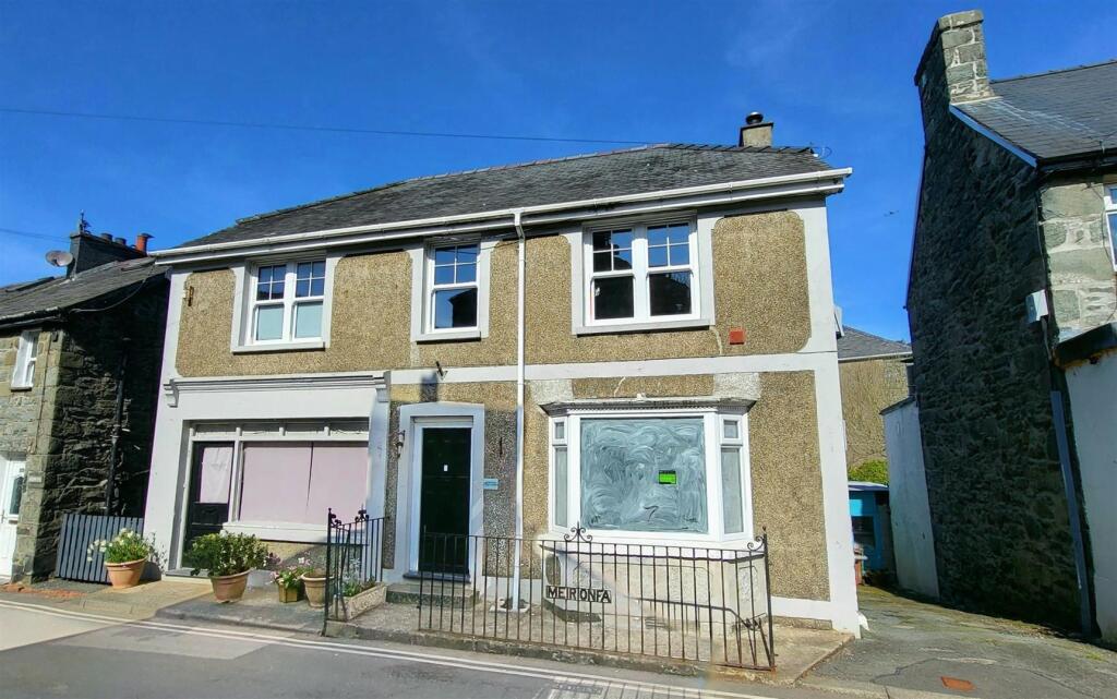 2 bedroom flat for sale in Meirionfa, High Street, Harlech, LL46
