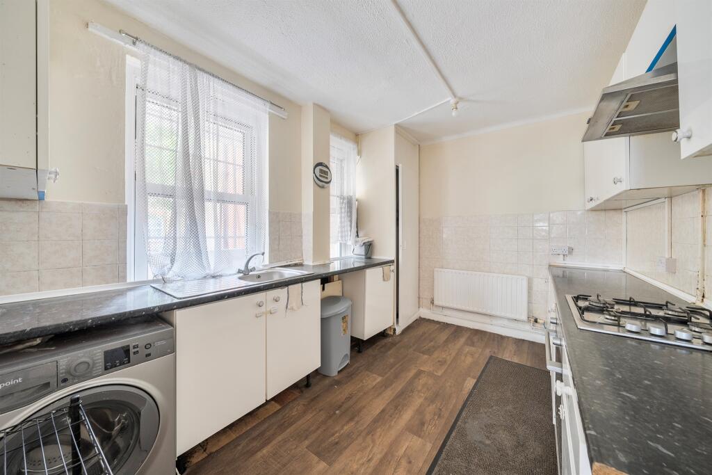3 bedroom flat for sale in Doddington Grove, London, SE17
