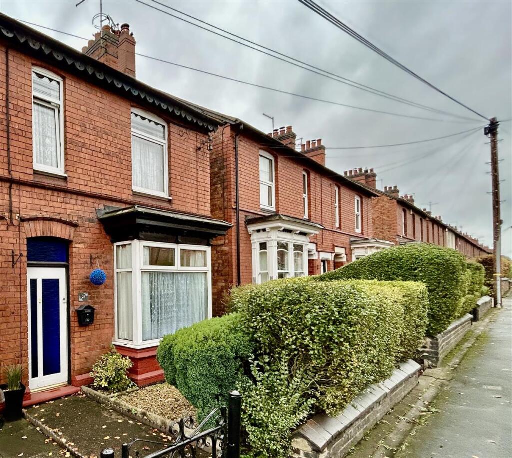 3 bedroom end of terrace house for sale in Wrexham Road, Whitchurch., SY13