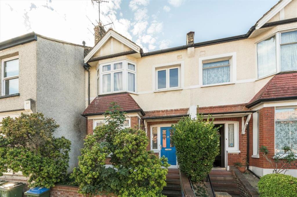 4 bedroom terraced house for sale in Bramshot Avenue, Charlton, SE7