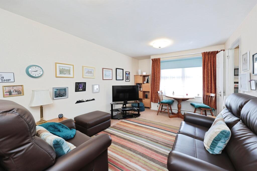 2 bedroom flat for sale in Lower High Street, Watford, WD17