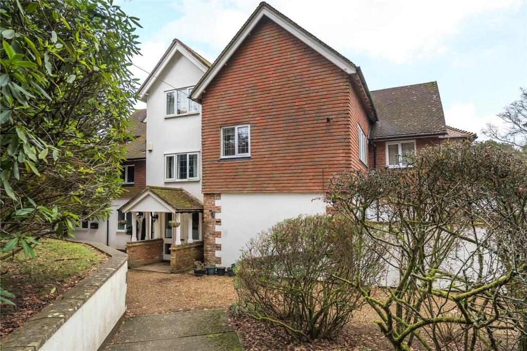 2 bedroom flat for sale in Hazel Grove, Hindhead, Surrey, GU26