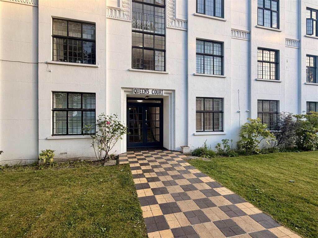 2 bedroom flat for rent in Queens Court, CR2