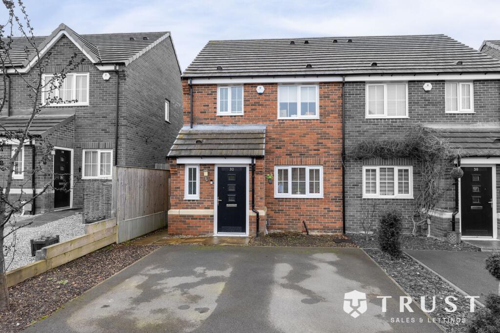 3 bedroom semi-detached house for sale in Moorlands Road, Cleckheaton, BD19