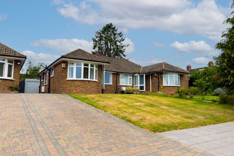 2 bedroom bungalow for sale in Dewlands, Godstone, RH9