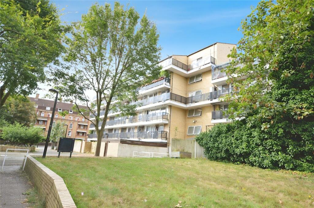 3 bedroom maisonette for sale in Neville Close, London, SE15
