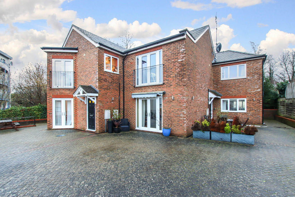 2 bedroom flat for sale in Brook Street, Tring, HP23