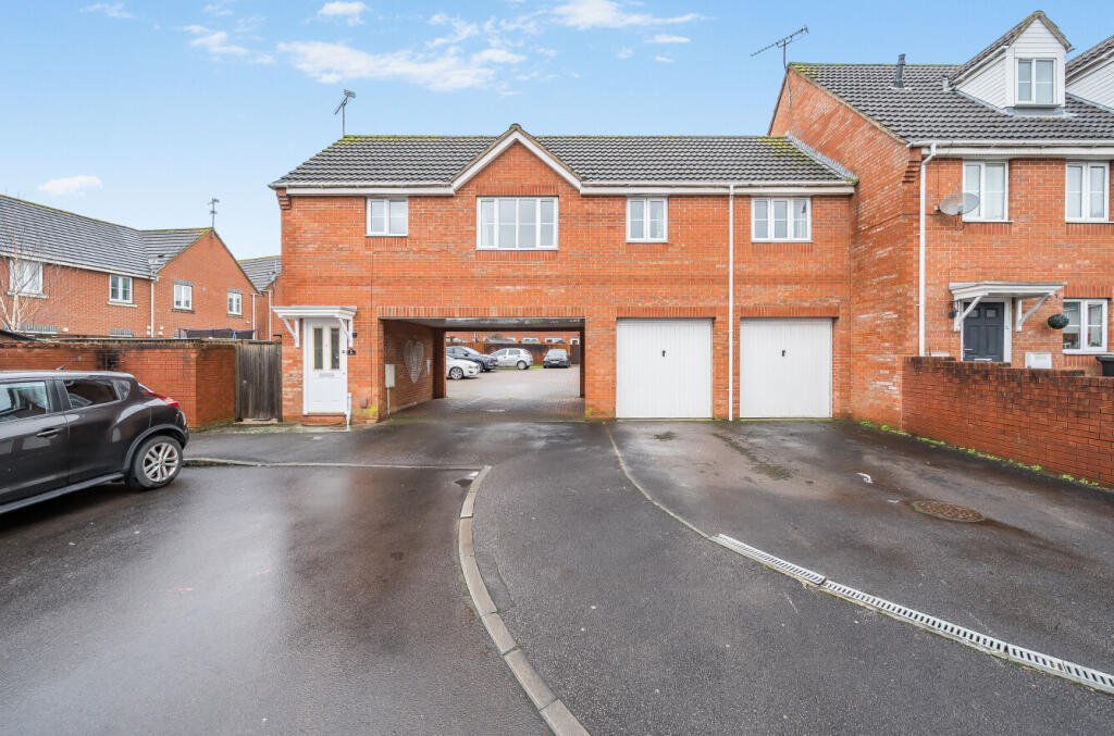 2 bedroom coach house for sale in Hatch Road, Upper Stratton, Swindon, SN3