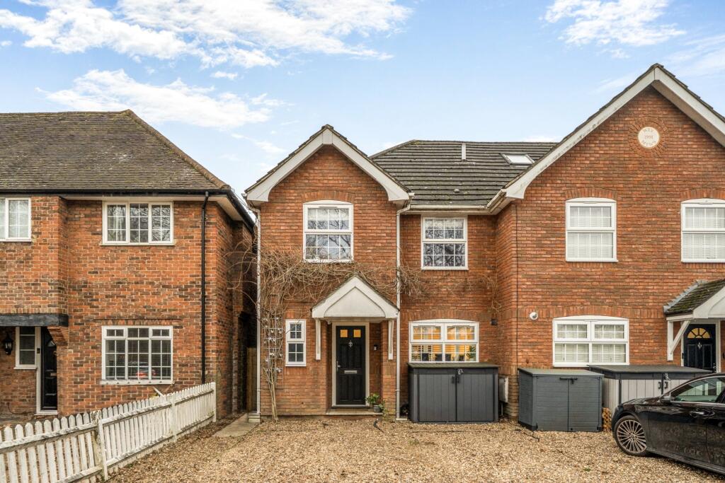 3 bedroom end of terrace house for sale in High Road, Byfleet, Surrey, KT14