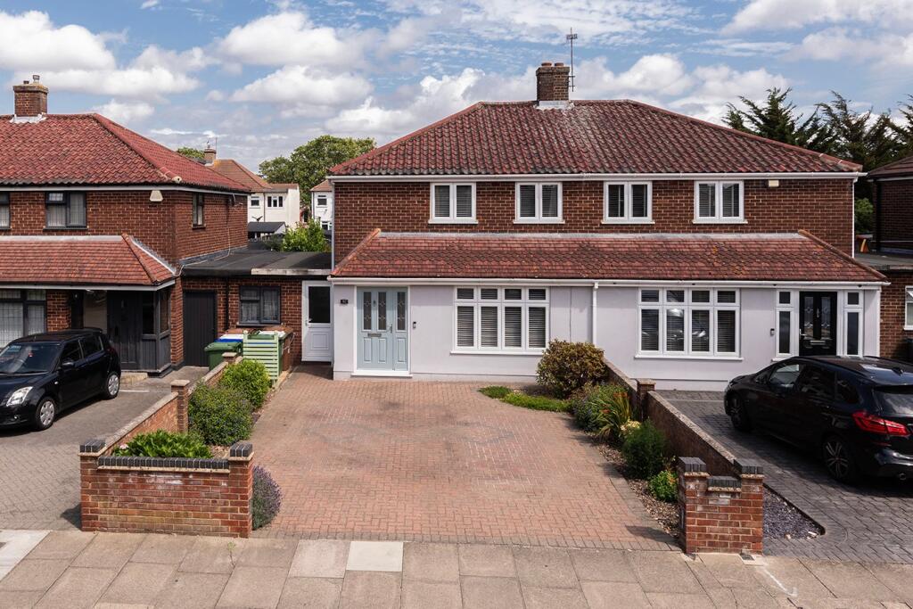 3 bedroom semi-detached house for sale in The Pantiles, Bexleyheath, DA7