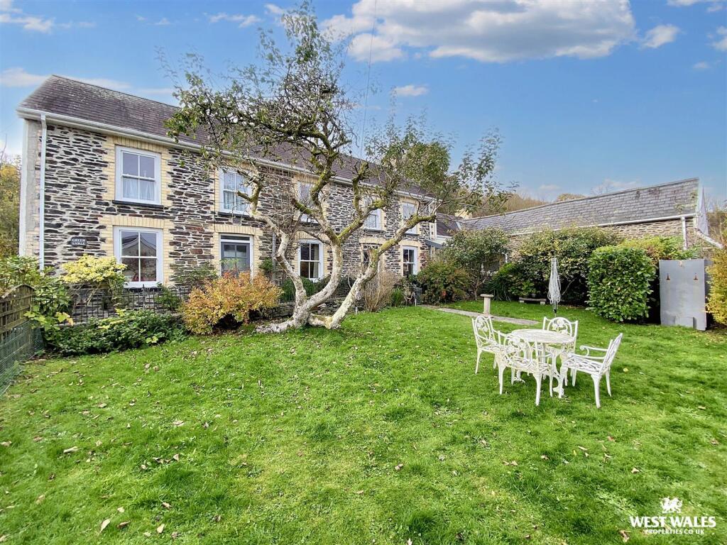 3 bedroom detached house for sale in Pencader, SA39