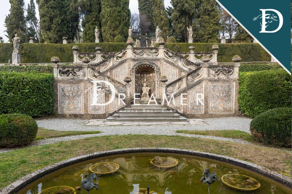 30 bedroom villa for sale in Tuscany, Italy