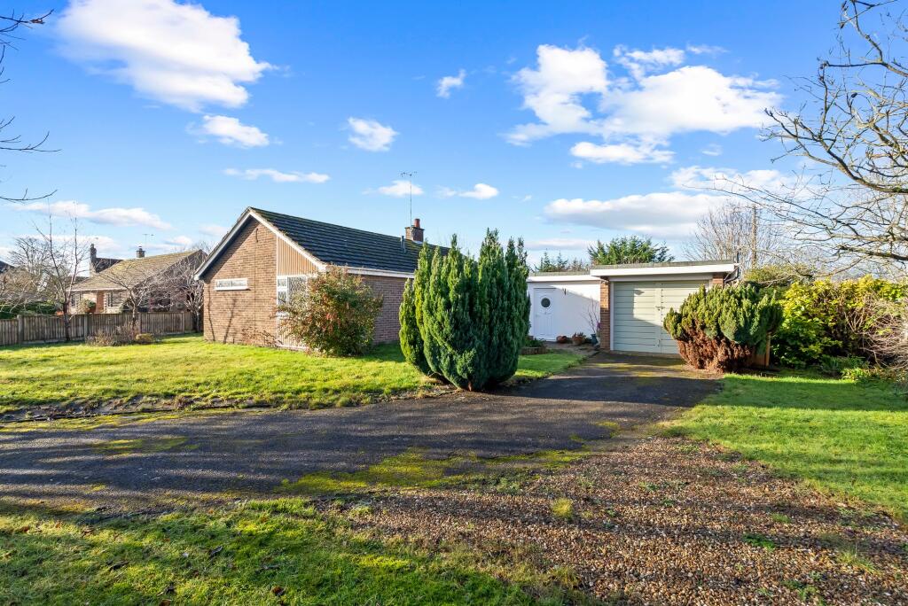 3 bedroom detached bungalow for sale in West Side, North Littleton, WR11