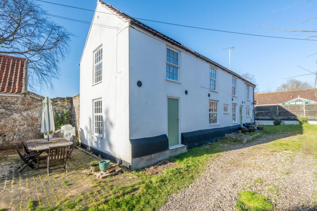 3 bedroom detached house for sale in Yarmouth Road, Ormesby, NR29