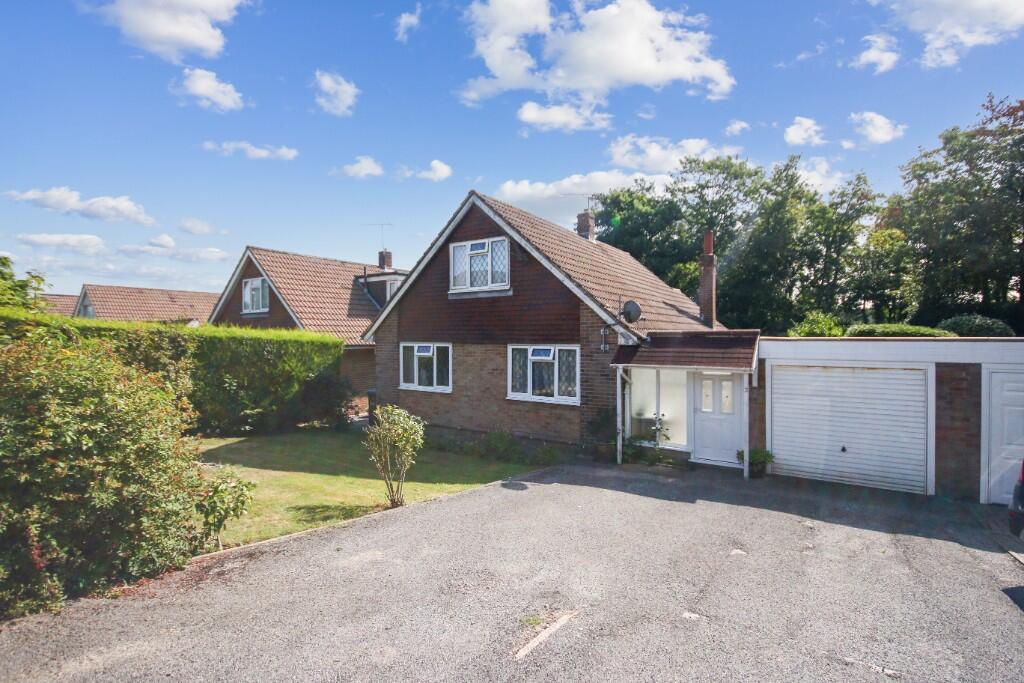 4 bedroom detached bungalow for sale in Lingfield Road, East Grinstead ...