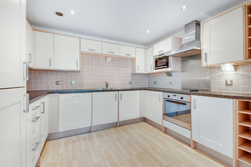 2 bedroom flat for sale in Wells Crescent, Marconi Plaza, Chelmsford, CM1