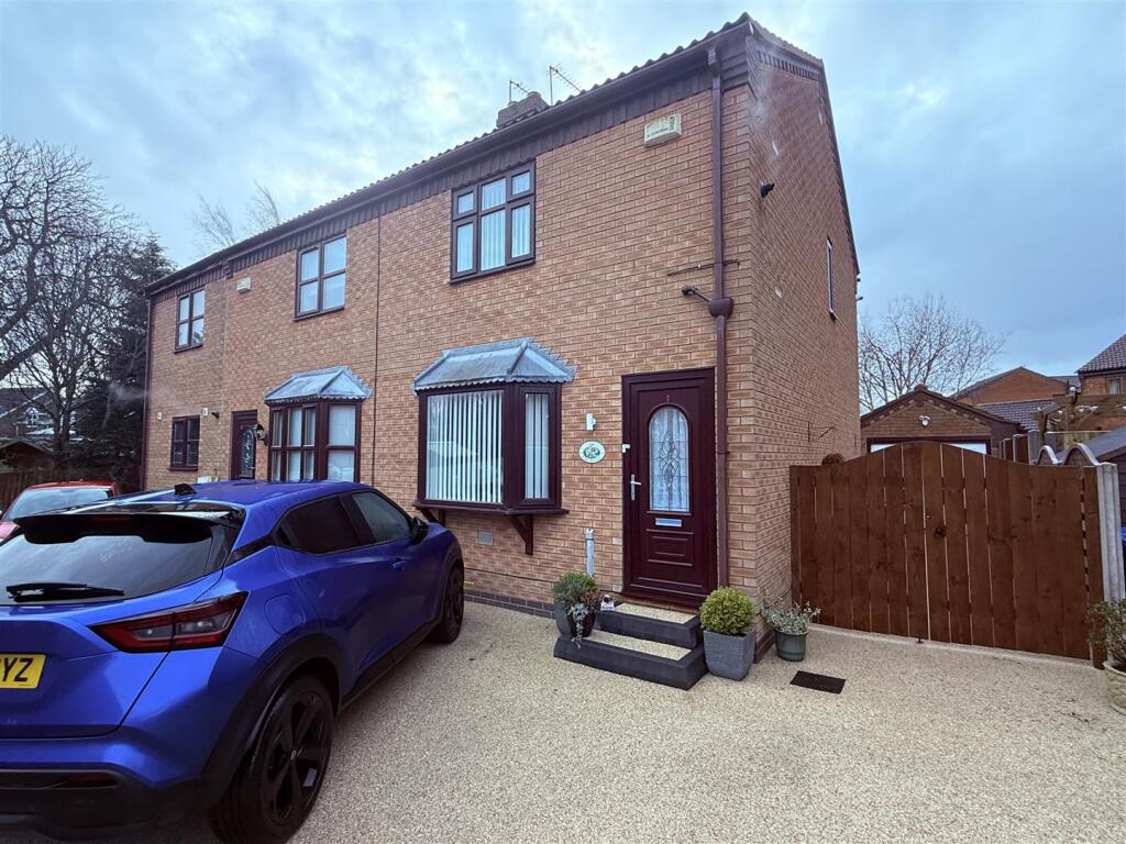 2 bedroom semi-detached house for sale in Elm Avenue, Burstwick, Hull, HU12