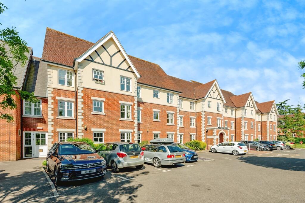 2 bedroom retirement property for sale in Massetts Road, Horley, RH6