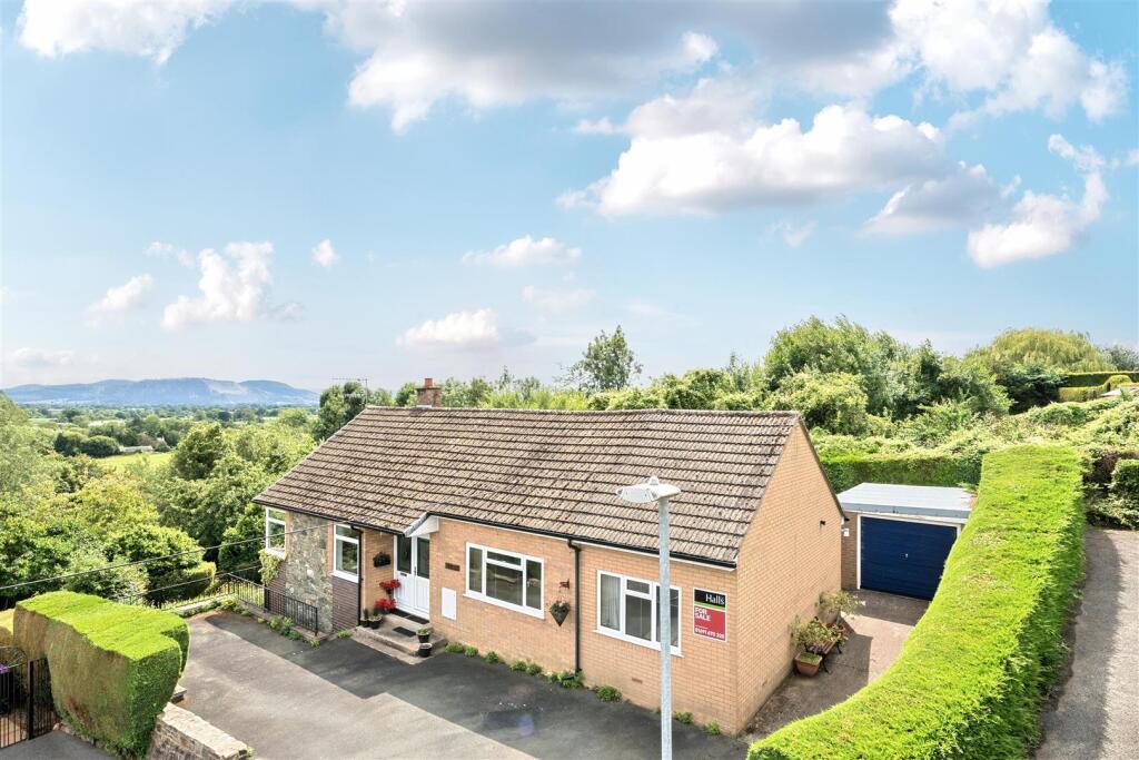 4 bedroom bungalow for sale in Rhiew Revel Lane, Pant, SY10 8JU., SY10