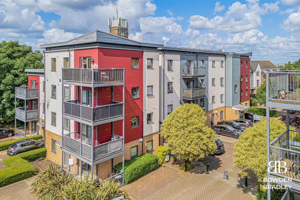 2 bedroom apartment for sale in Shingly Place, London, E4