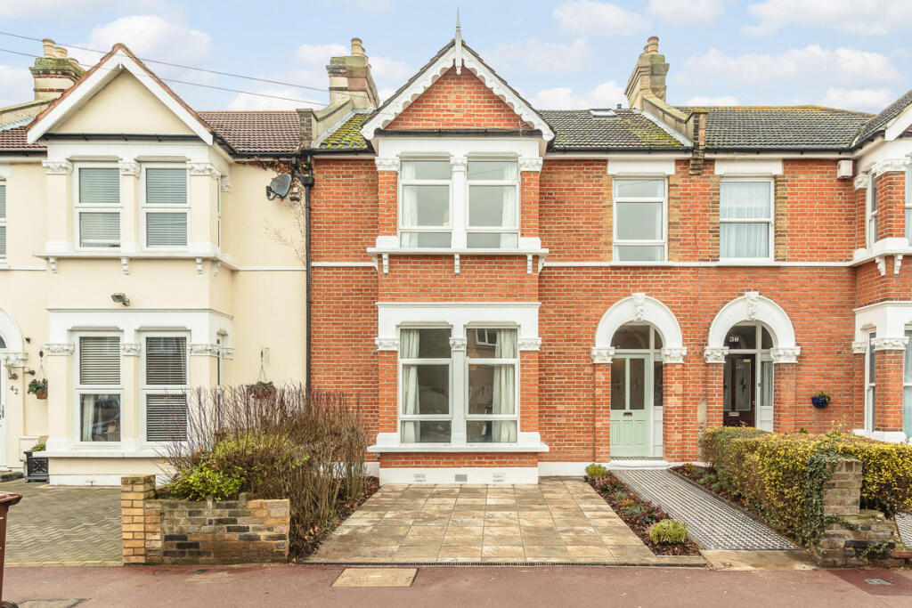 6 bedroom terraced house for sale in Dunkeld Road, Dagenham, RM8