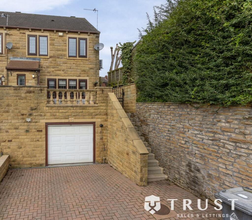 3 bedroom end of terrace house for sale in Headland Lane, Earlsheaton, WF12