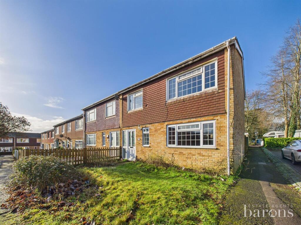 3 bedroom end of terrace house for sale in Harlech Close, Basingstoke, RG23