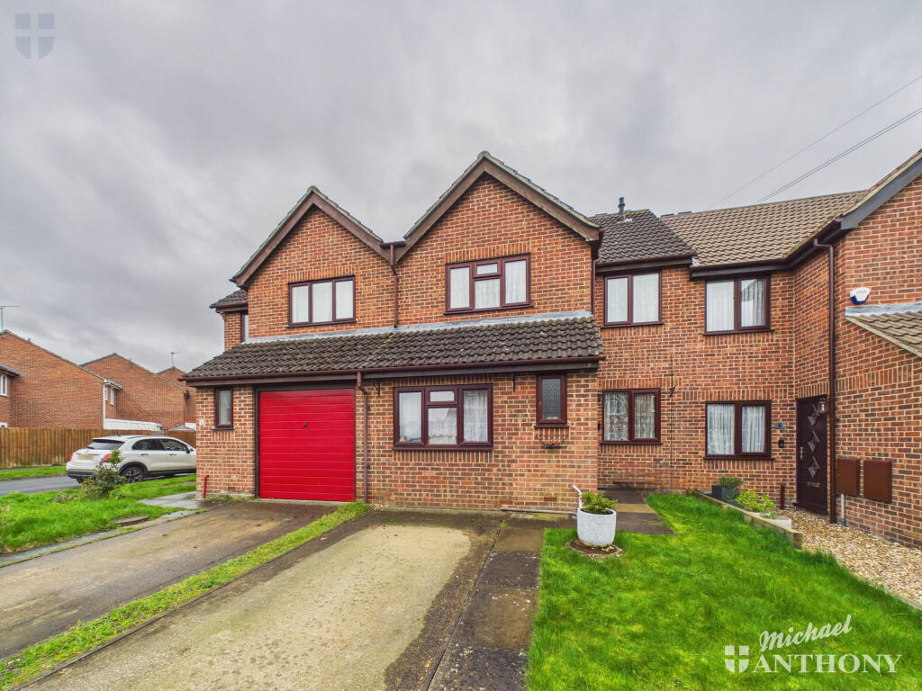 3 bedroom terraced house for sale in Dormer Close, Aylesbury, HP21