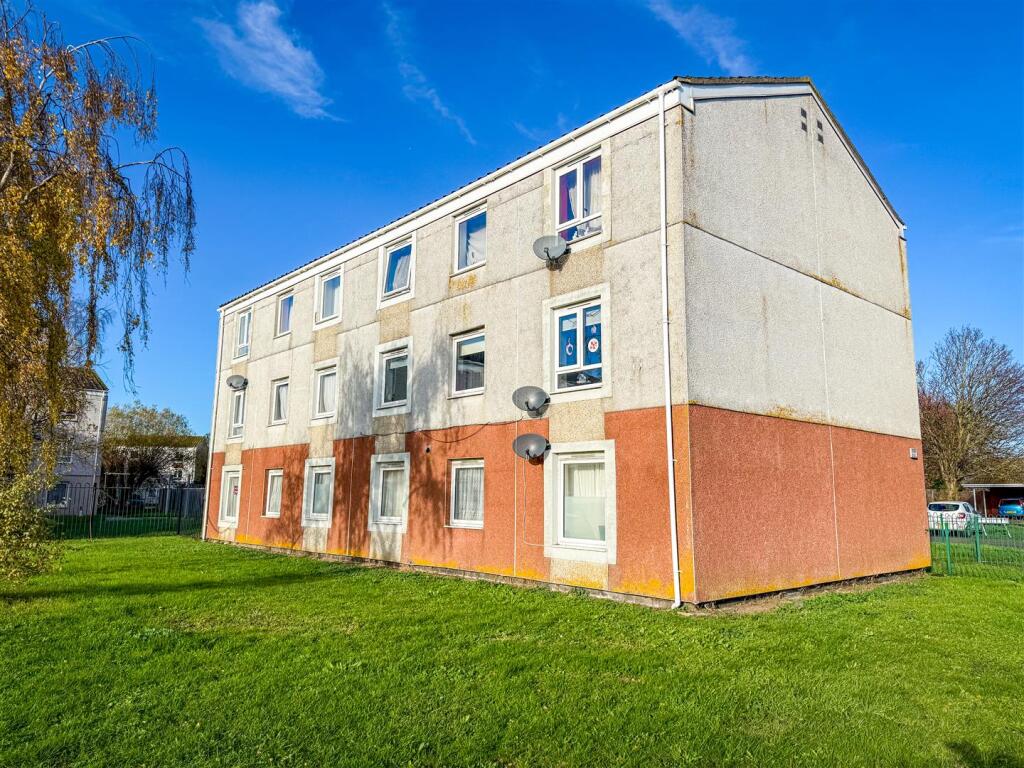 2 bedroom flat for sale in Boxted Avenue, Clacton-On-Sea, Essex, CO16