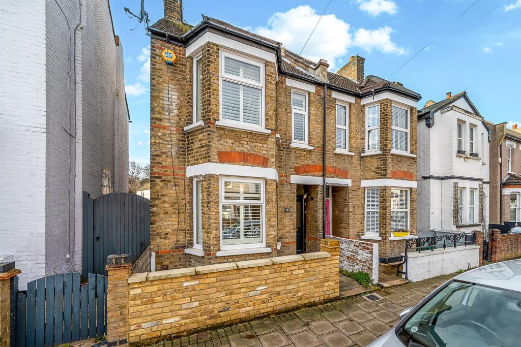 3 bedroom semi-detached house for sale in Meadow Road, Shortlands, BR2