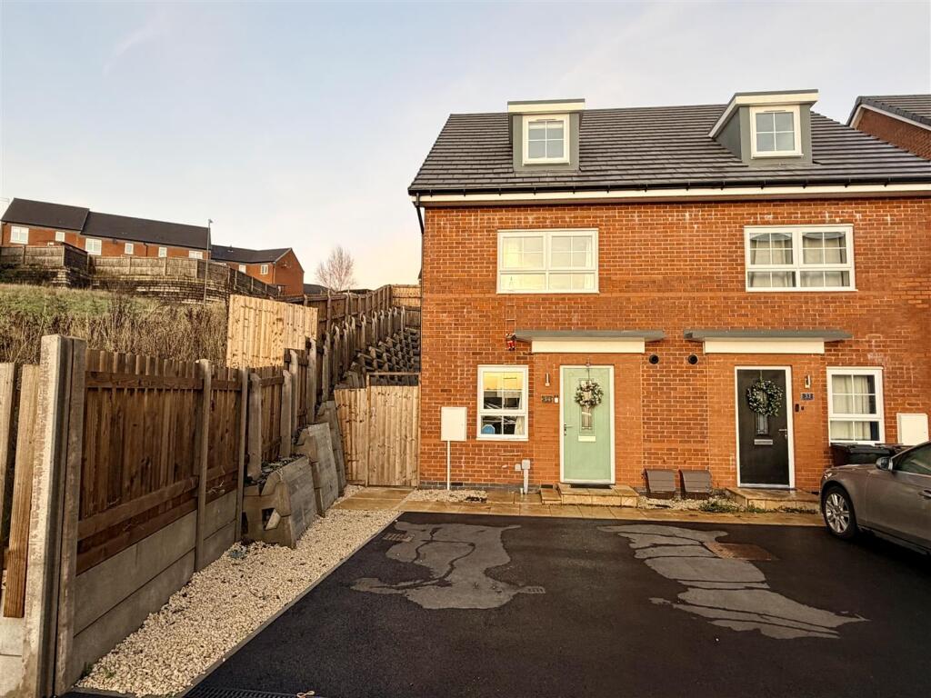 3 bedroom semi-detached house for sale in Edinburgh Road, Nuneaton, CV10